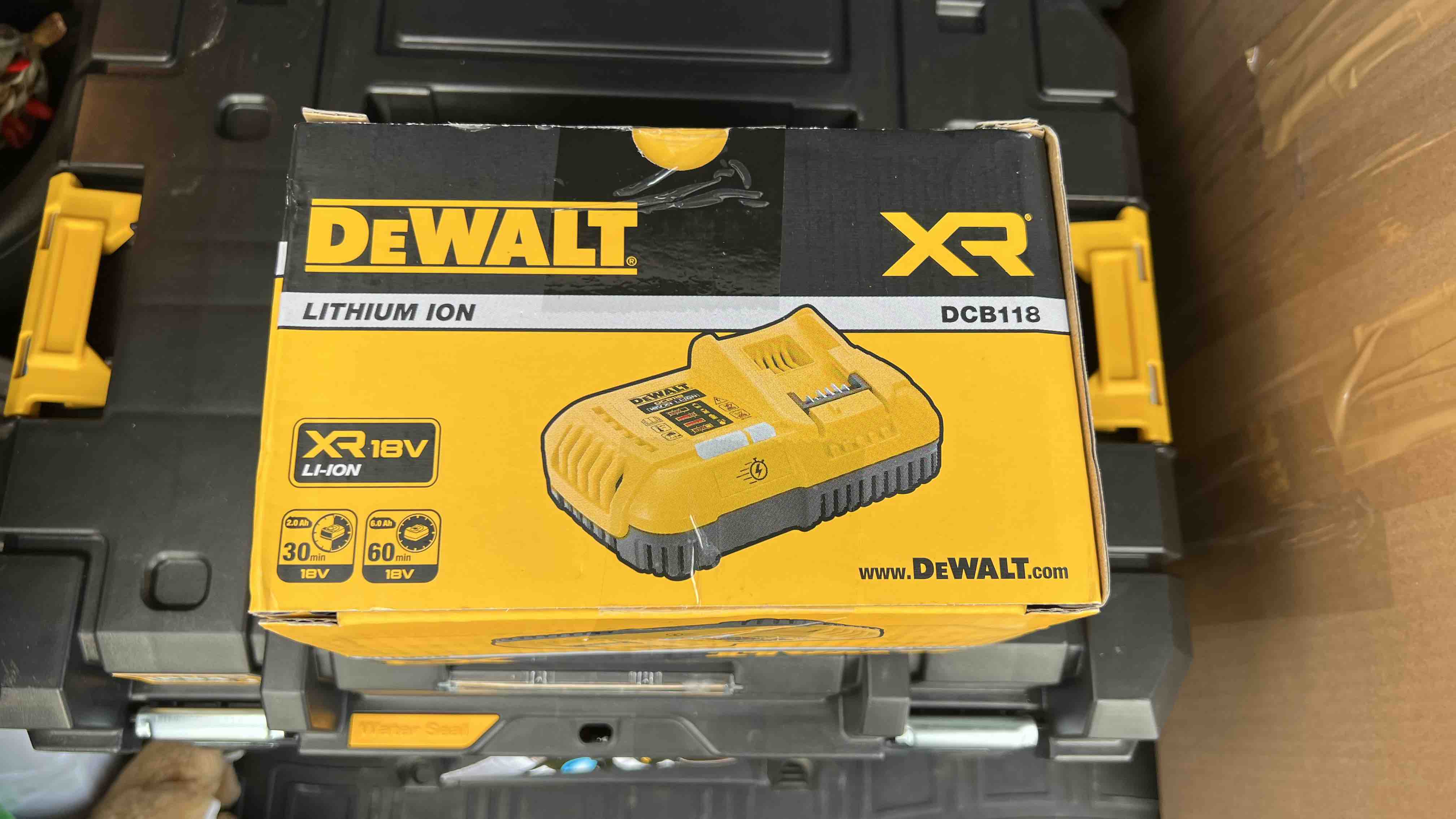 Универсальное зарядное устройство DCB118-QW (54 В XR FLEXVOLT) DeWalt ...
