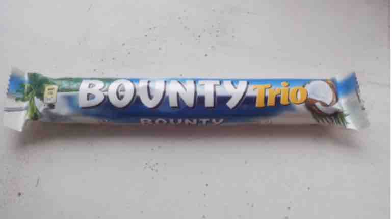 Купить батончик Bounty Trio 3шт*27.5г, цены на Мегамаркет | Артикул ...